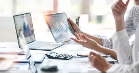 KPIs vs Metrics: Learn The Difference With Tips & Examples